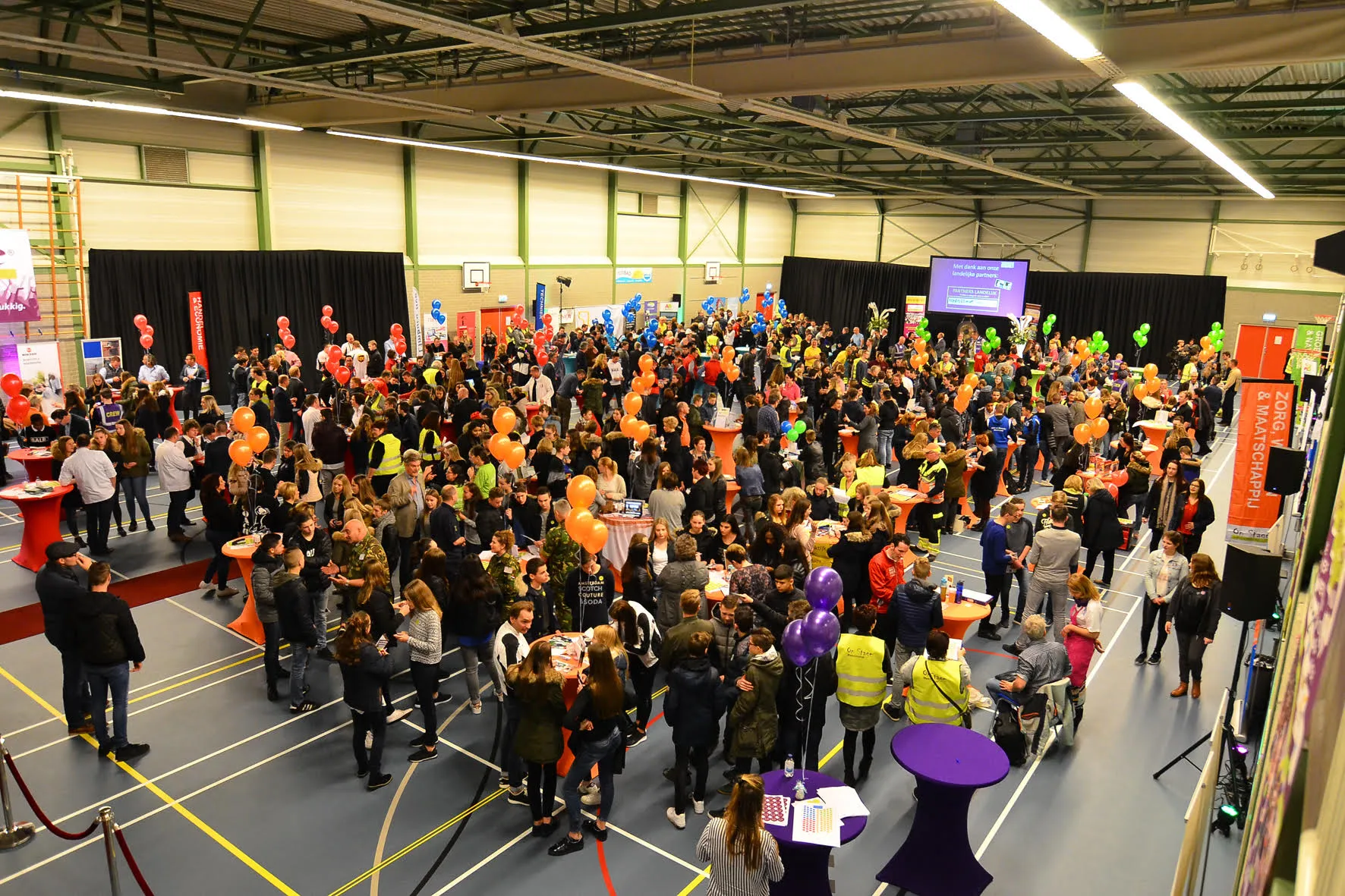 Rode koontjes, beleefde handdrukken en een map met matches