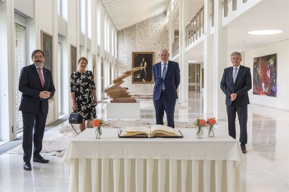 Eer­be­toon aan co­ro­nahel­pers in Gou­den Boek van de pro­vin­cie Lim ...