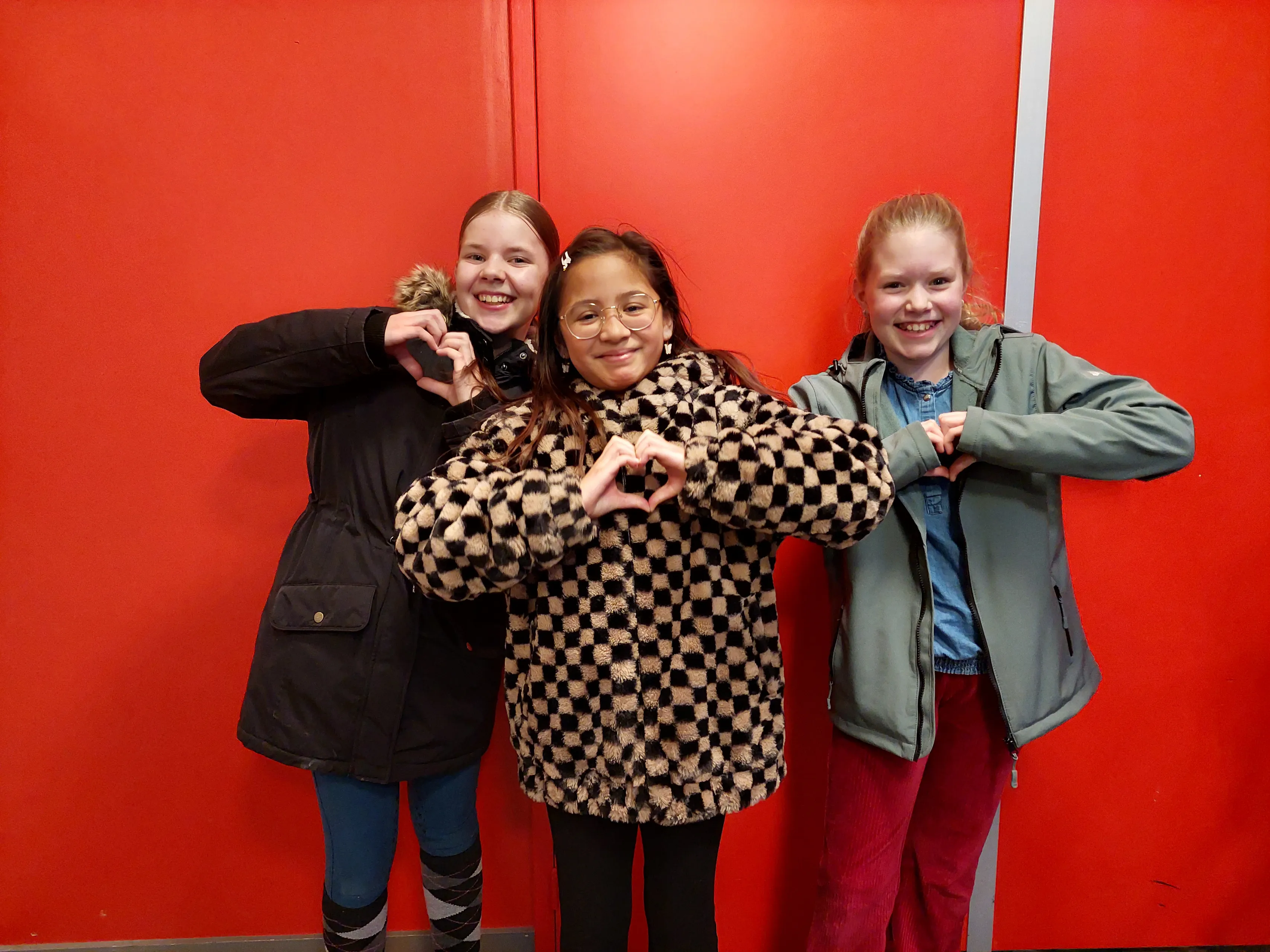Fay (10), Lieke en Lora (allebei 11) houden valentijnsgala voor Het ...