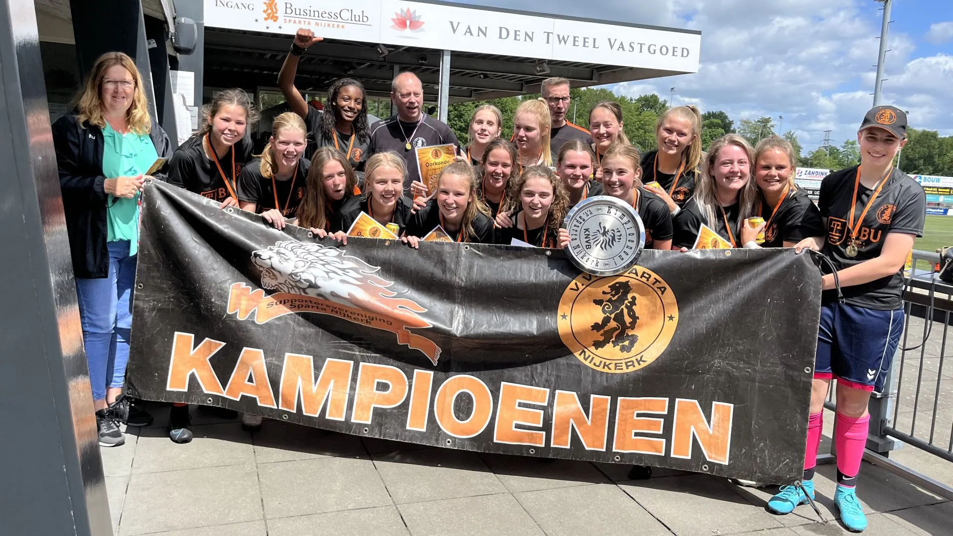v.v. Sparta Nijkerk MO19-1 met 1 doelpunt verschil kampioen