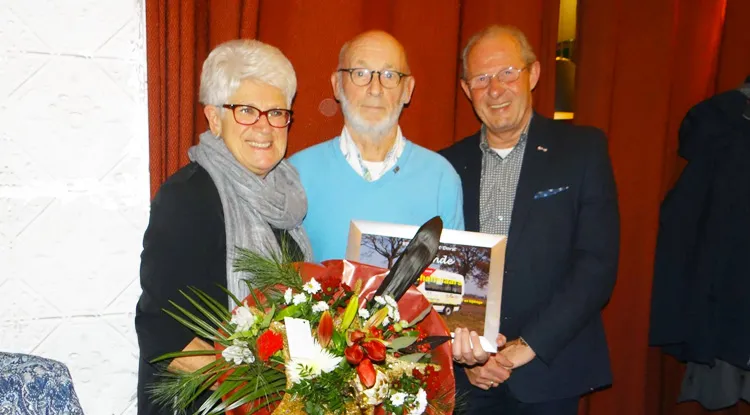Wim Schaffelaars lid van Verdienste van de Buurtbus Molenschot-Dorst