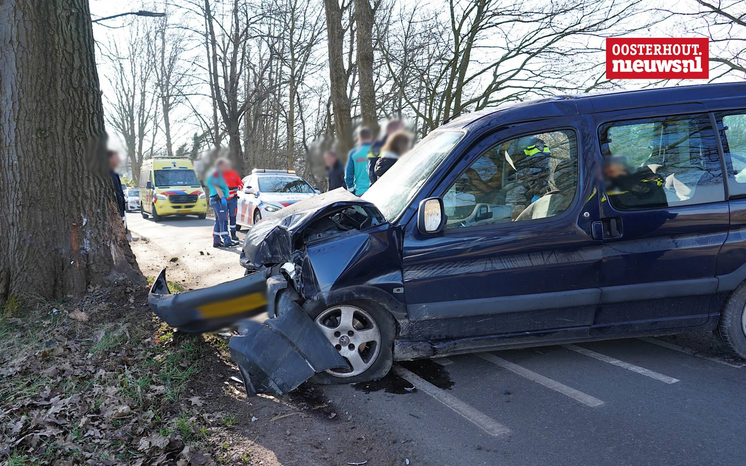 Auto botst tegen boom in Dorst: drie inzittenden onderzocht in ambulance