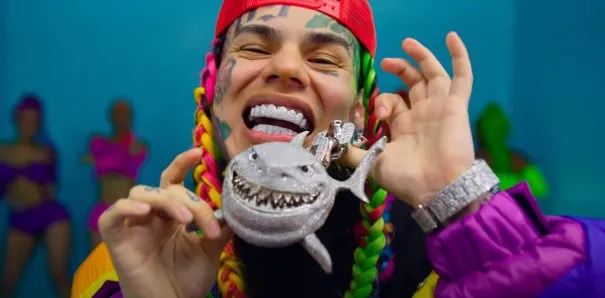 6ix9ine richt zijn pijlen op snitches en zorgt voor verbazing met ...