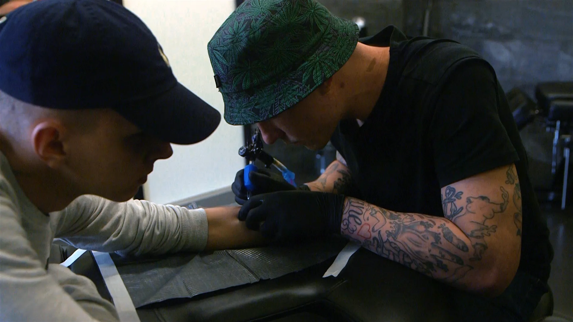 EZG laat zich tatoeëren door Steen en vertelt over zijn album Weekend ...