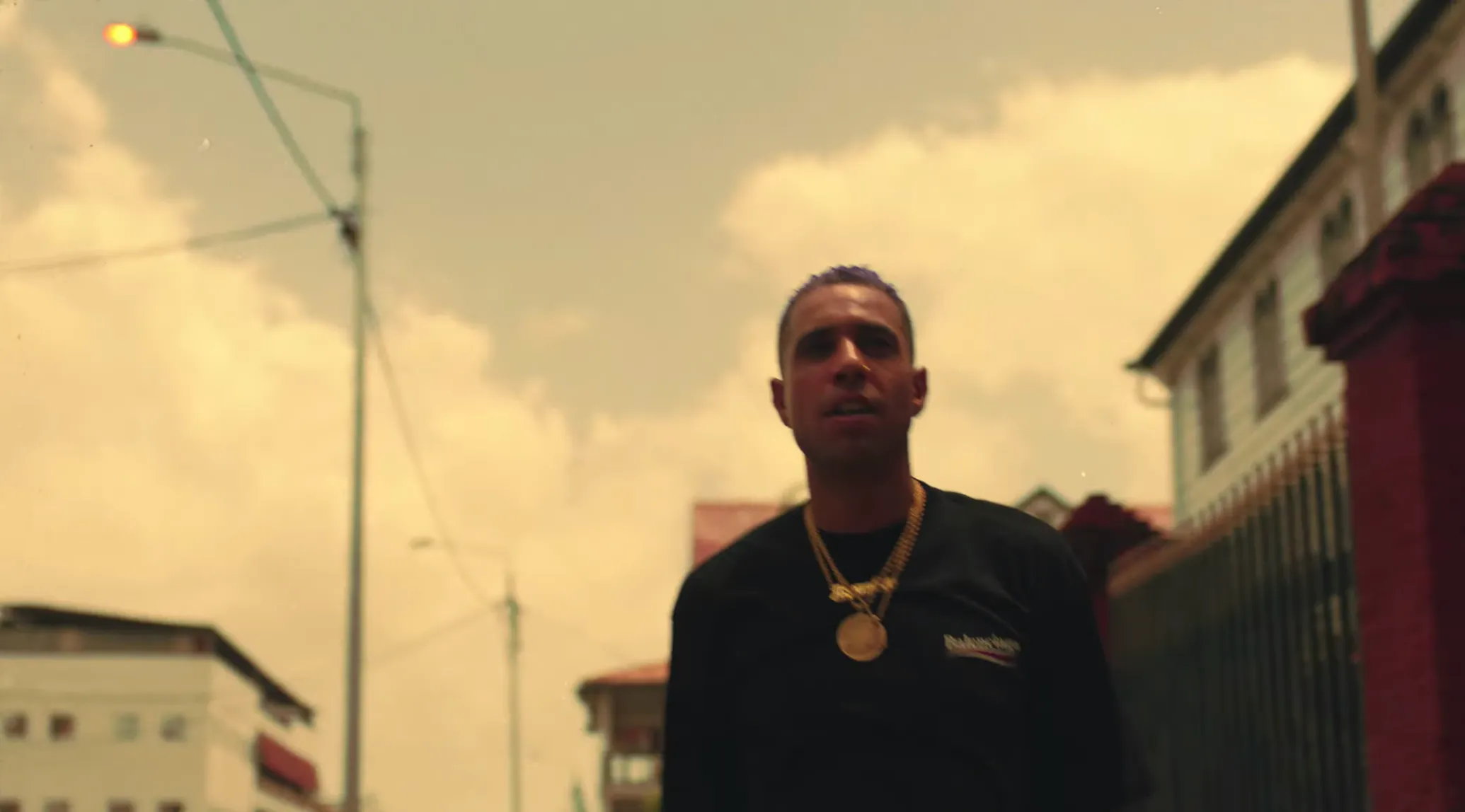 Bizzey dropt SO Naar de... video en onthult releasedate nieuw album Tido