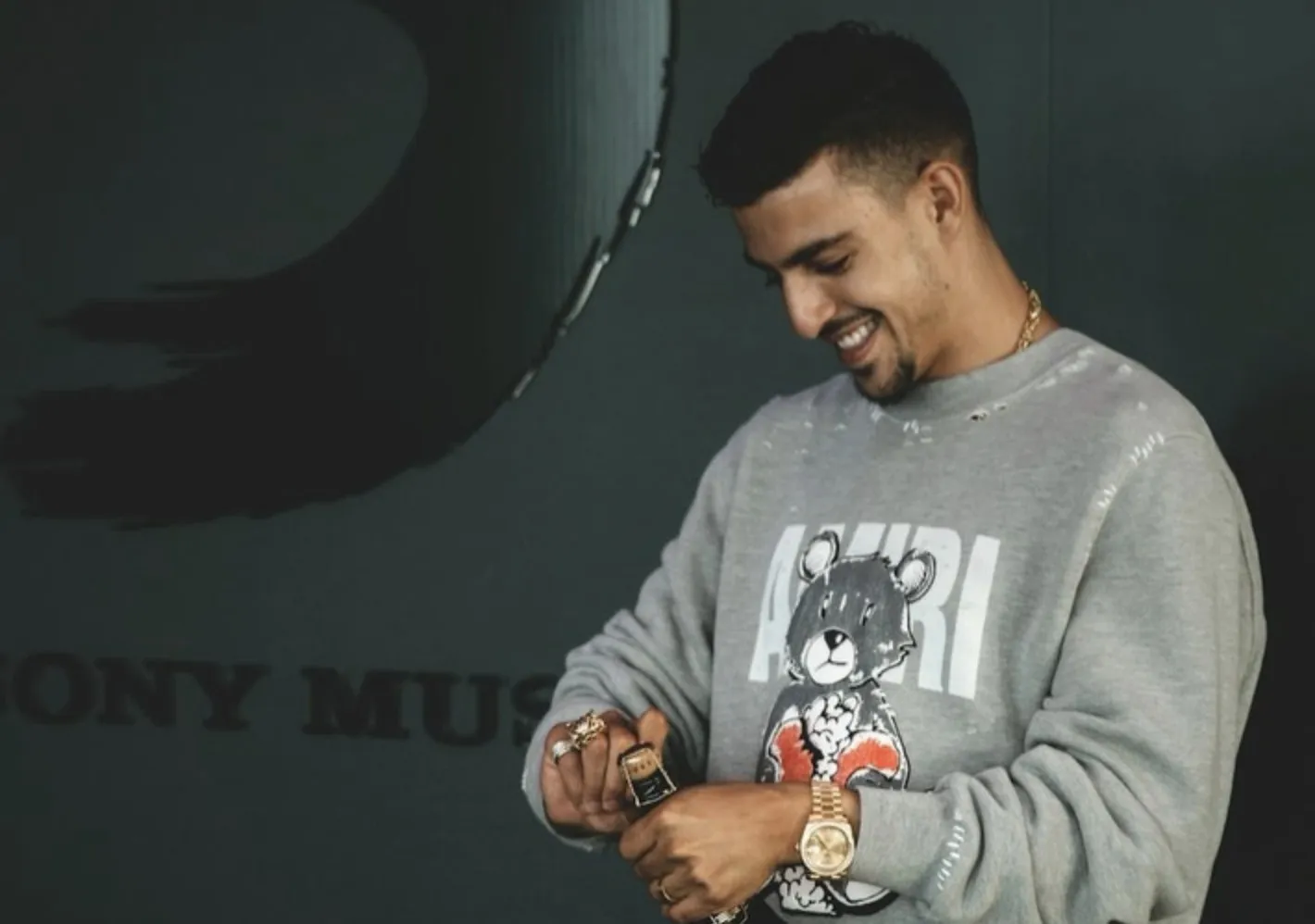 Boef tekent "zieke deal" en noemt zichzelf "officieel de rijkste rapper ...