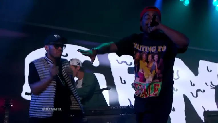 Domo Genesis & Anderson .Paak doen Dapper live bij Jimmy Kimmel