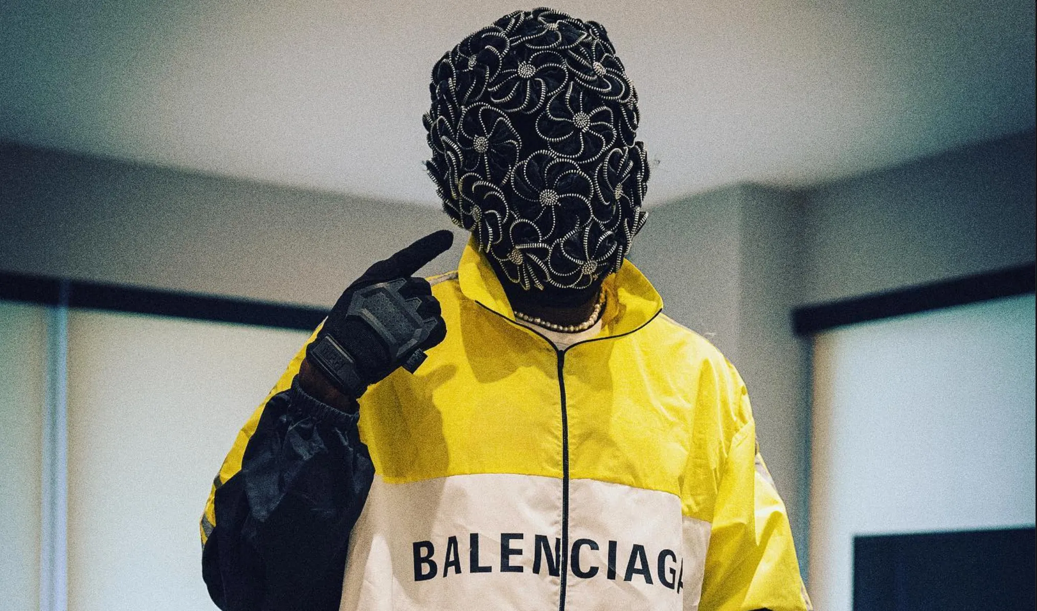 Mysterie rondom gemaskerde rapper die claimt Premier League voetballer ...