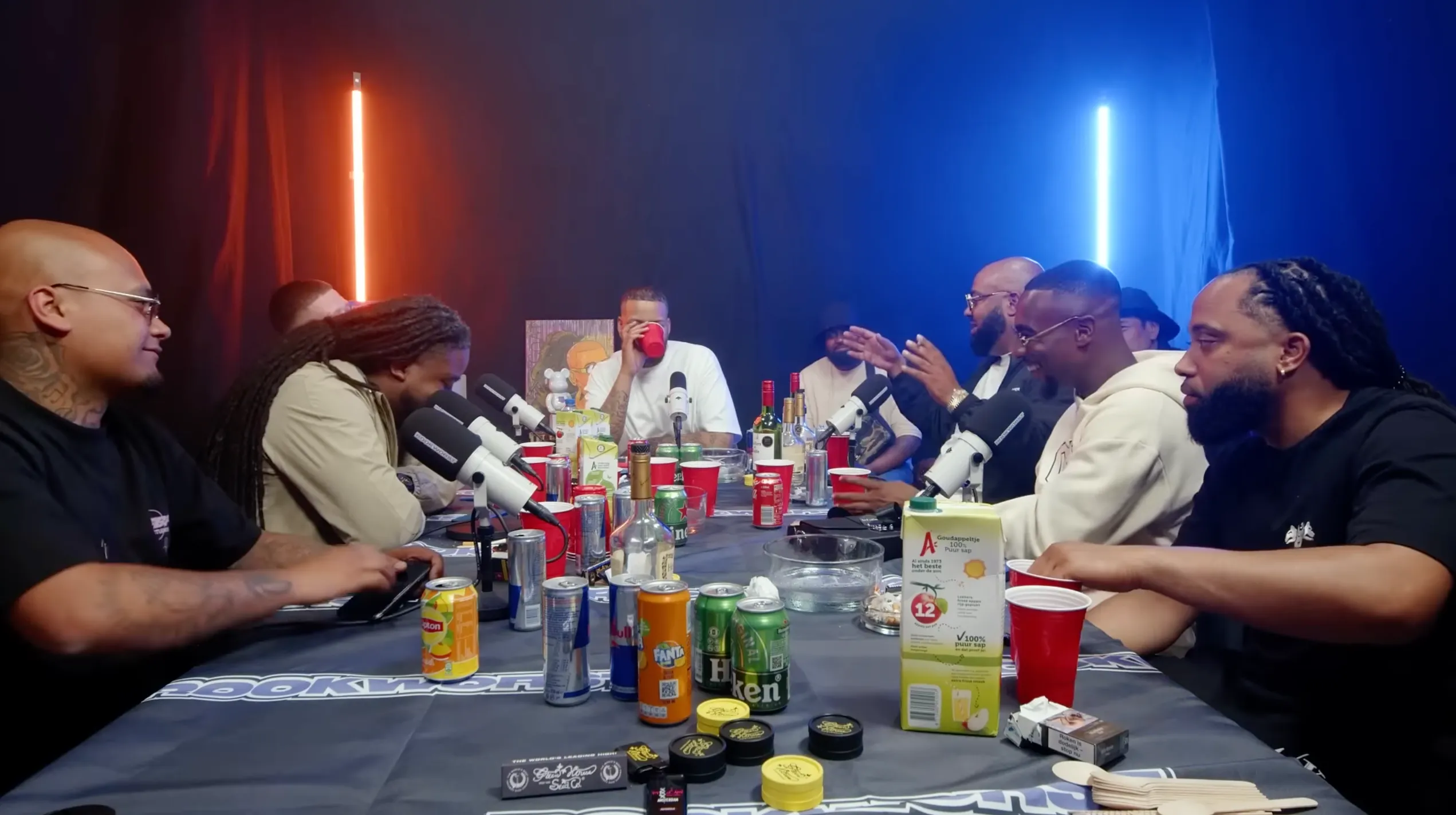 De emoties lopen hoog op aan de Rookworst tafel tijdens Ajax, Feyenoord ...