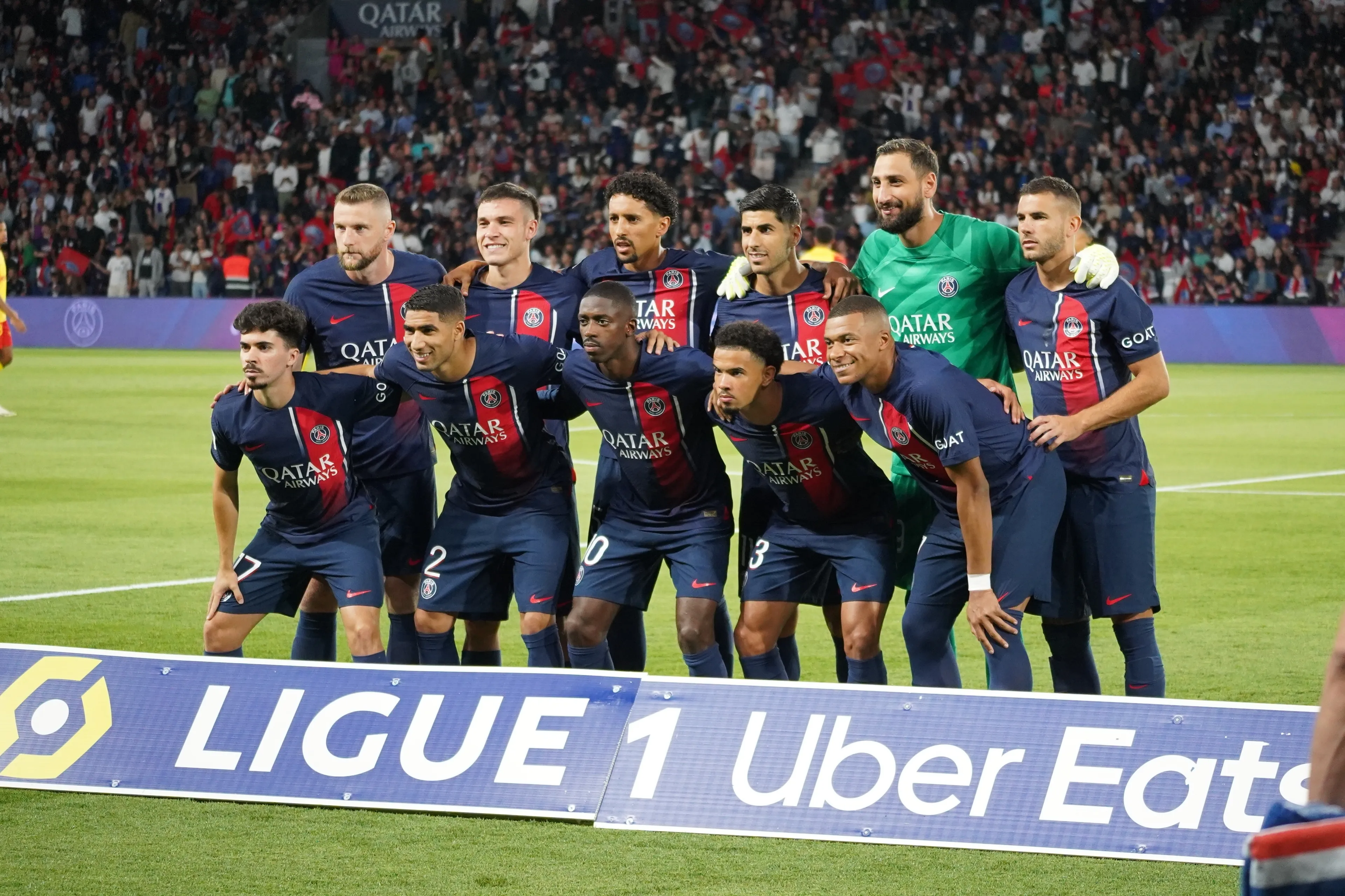 Vier PSG spelers, waaronder Hakimi en Dembele, geschorst na het zingen ...