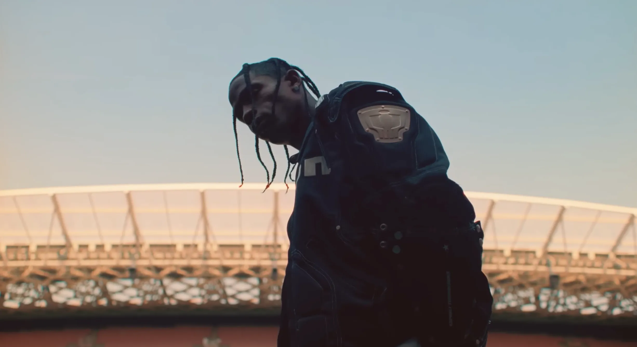 Travis Scott besluit om zichzelf te interviewen op rode loper GQ Men of ...