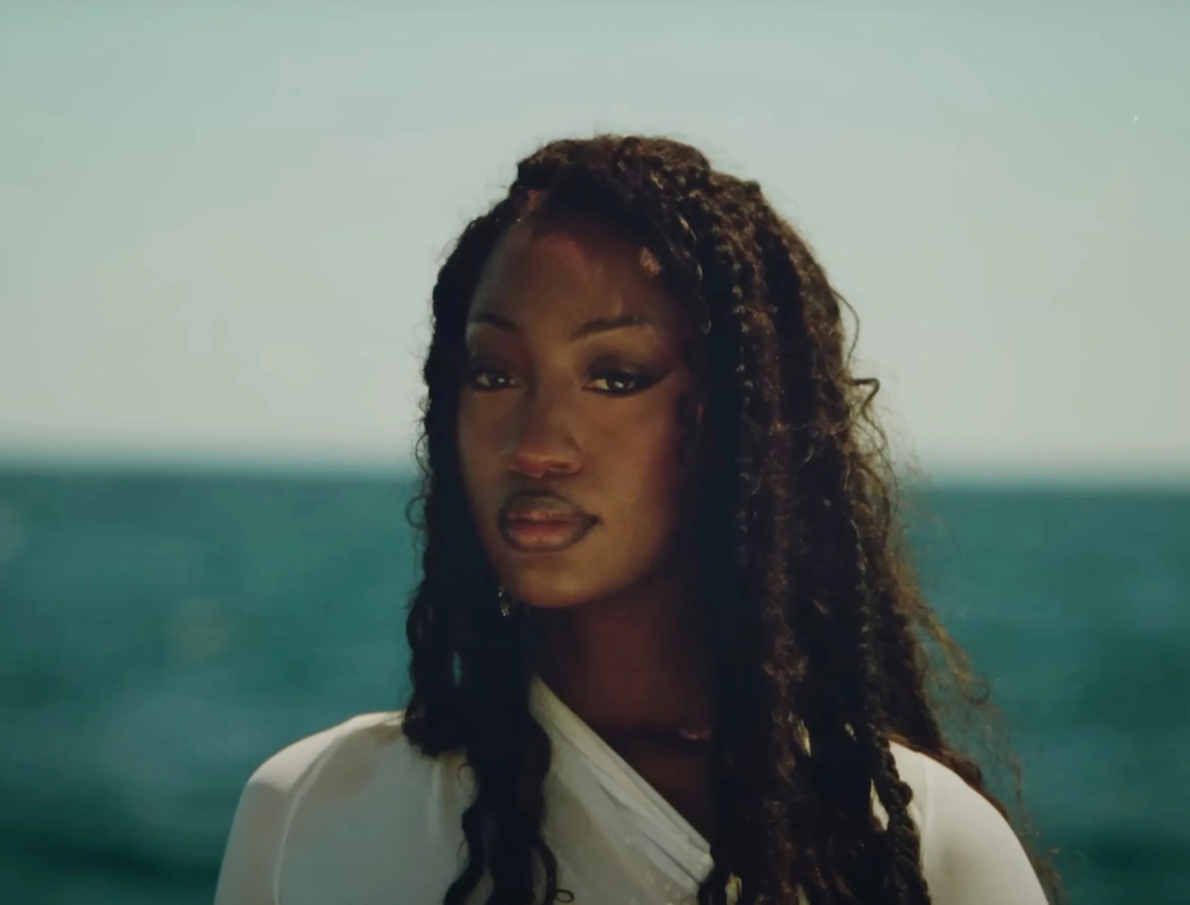 Tems teaset release van haar debuutalbum Born in the Wild met ...