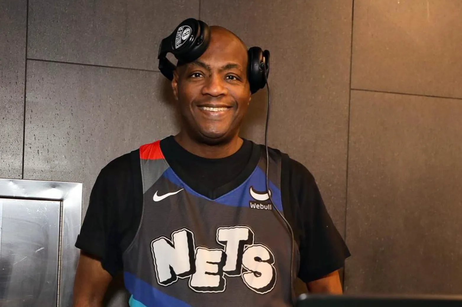 Iconische radio-DJ Mister Cee op 57-jarige leeftijd overleden