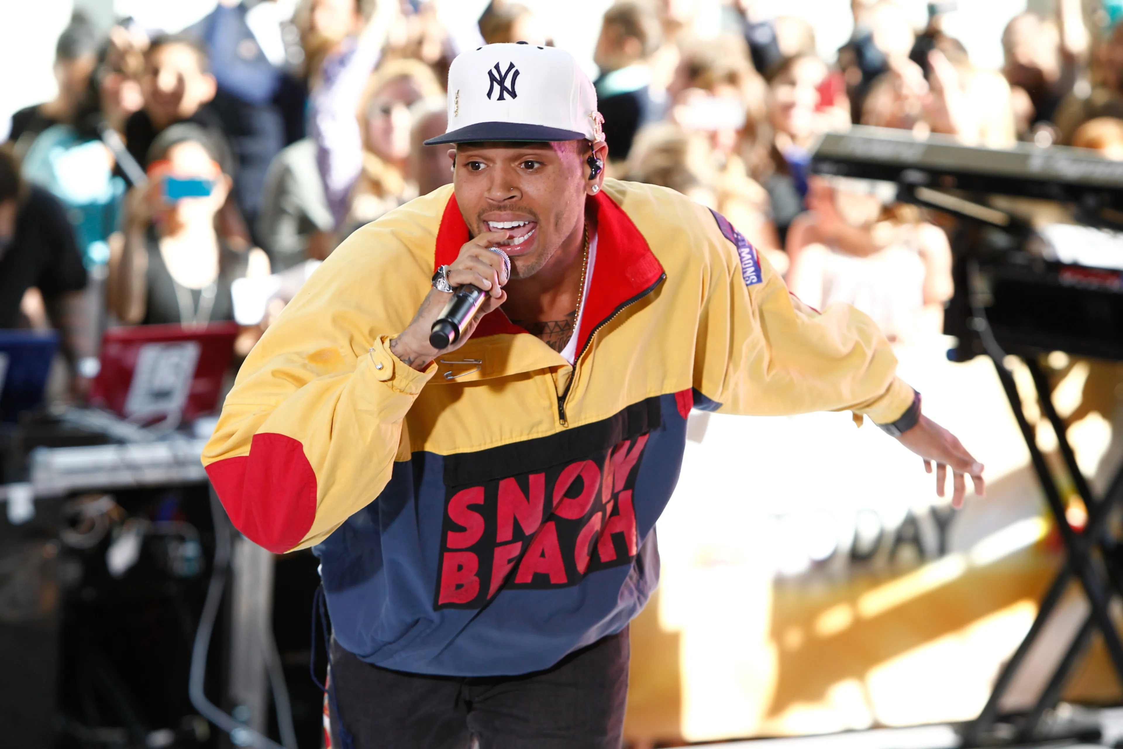 Chris Brown probeert Rihanna mishandeling buiten nieuwe rechtszaak te ...