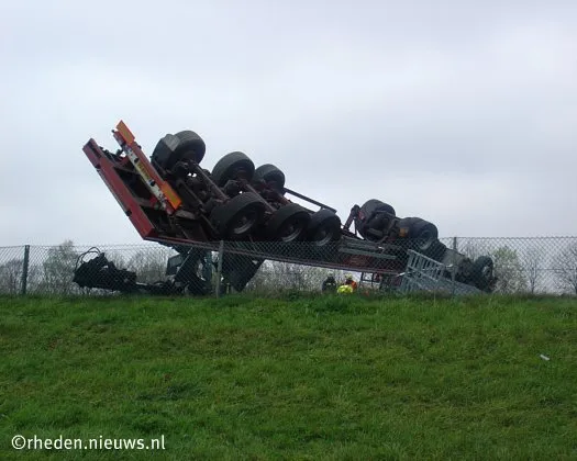 Vrachtwagen op zijn kop op A348