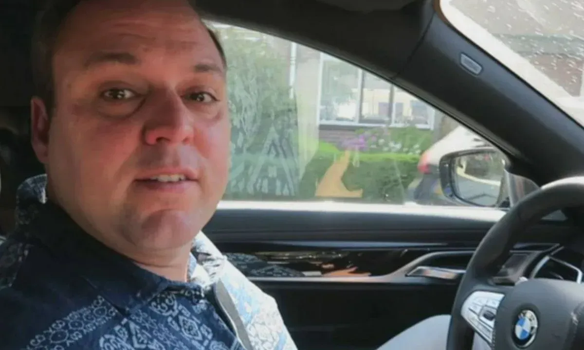Frans Bauer ramt peperdure Porsche en zet beelden online