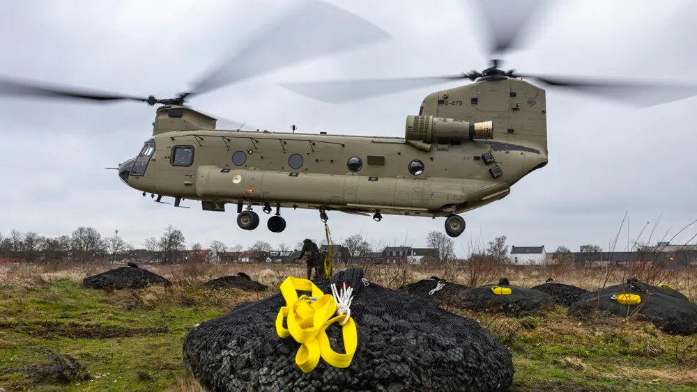 Kwart miljoen kilo stenen gedropt door Chinooks in Maastricht