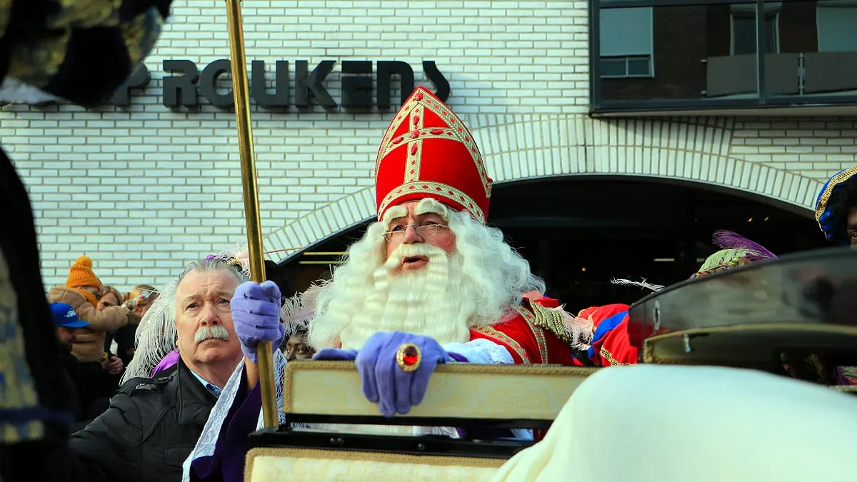 Hij komt, hij komt, die lieve goede Sint, naar het centrum van Geleen