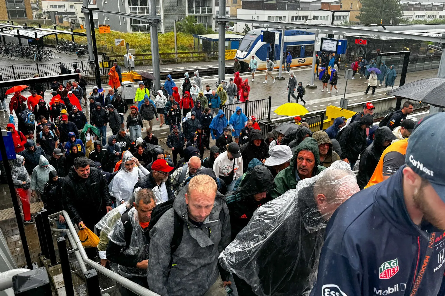 Door de regen naar de kwalificatie Dutch Grand Prix; goed voor Max ...