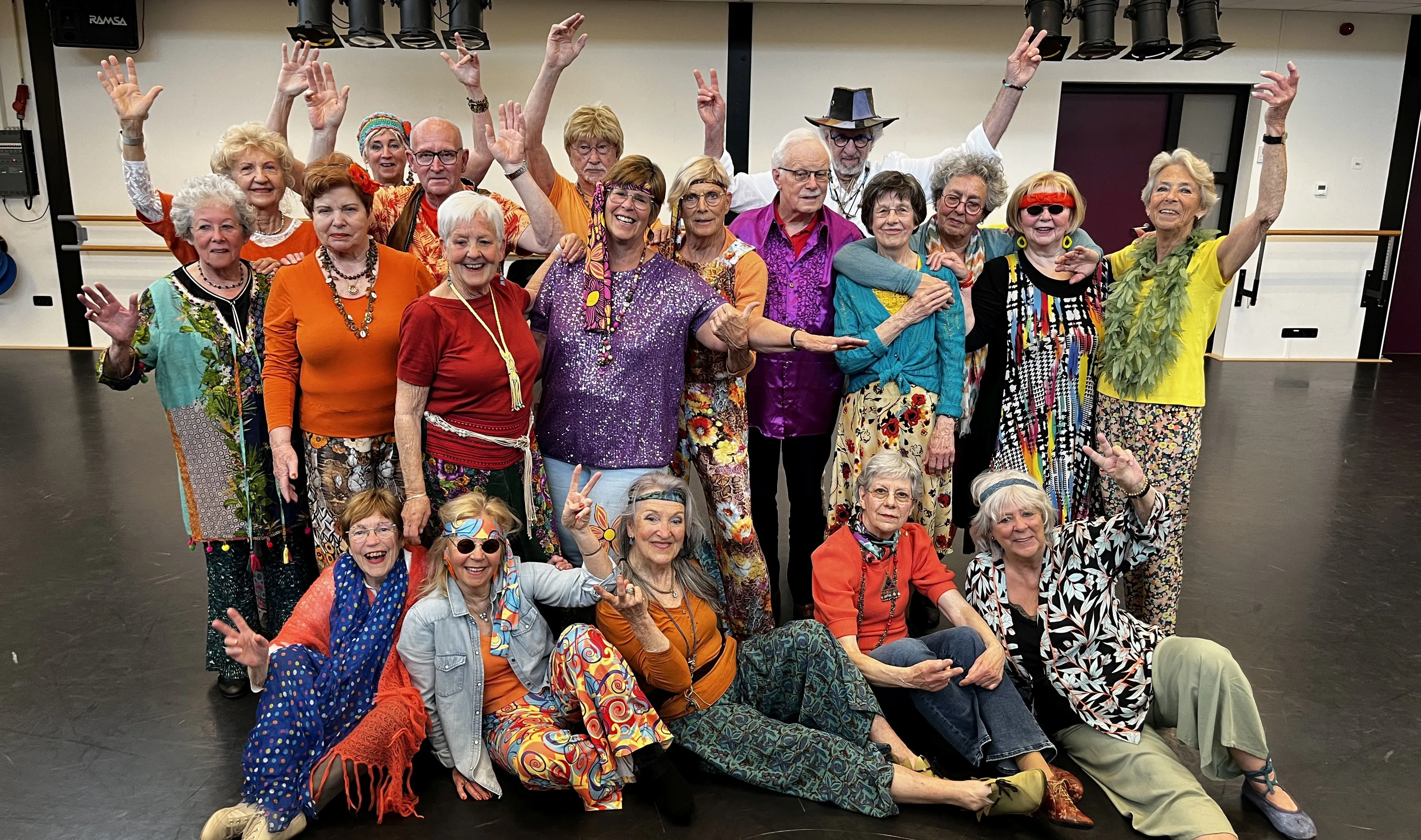 Danssenioren van Twist Again terug naar de tijd van Flower Power