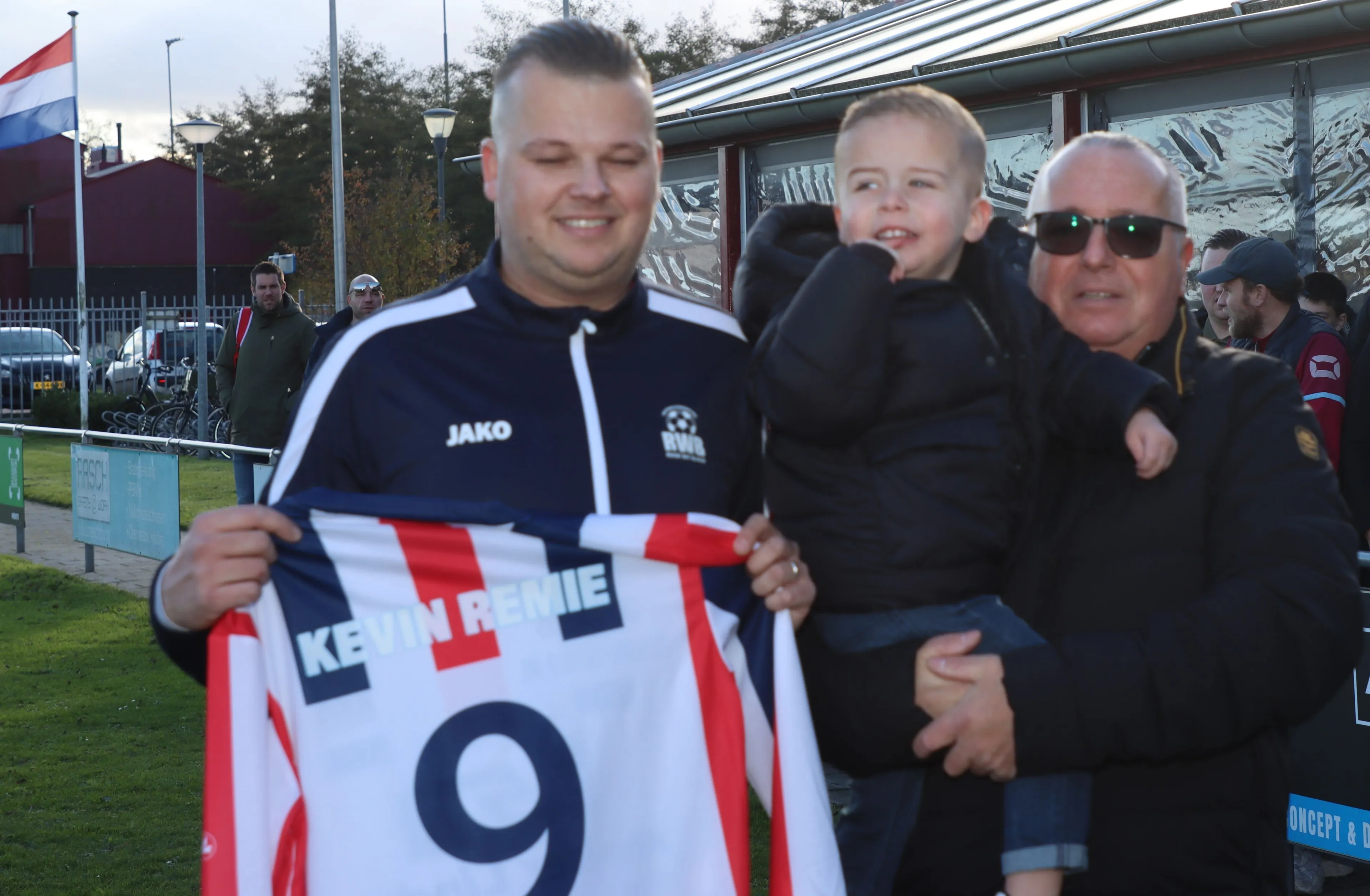 R.W.B. huldigt Kevin Remie voor zijn 100 goals in R.W.B. 1