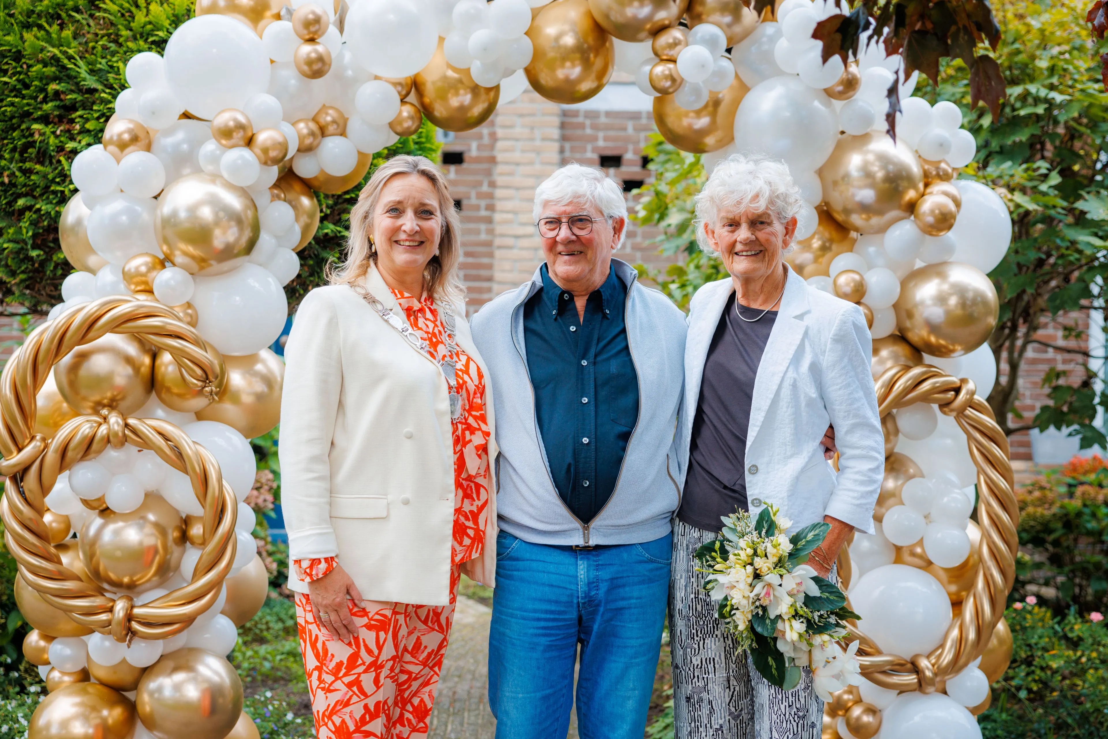 Burgemeester Ausems feliciteert Arie en Mattie Zoutewelle-Boonstra met ...