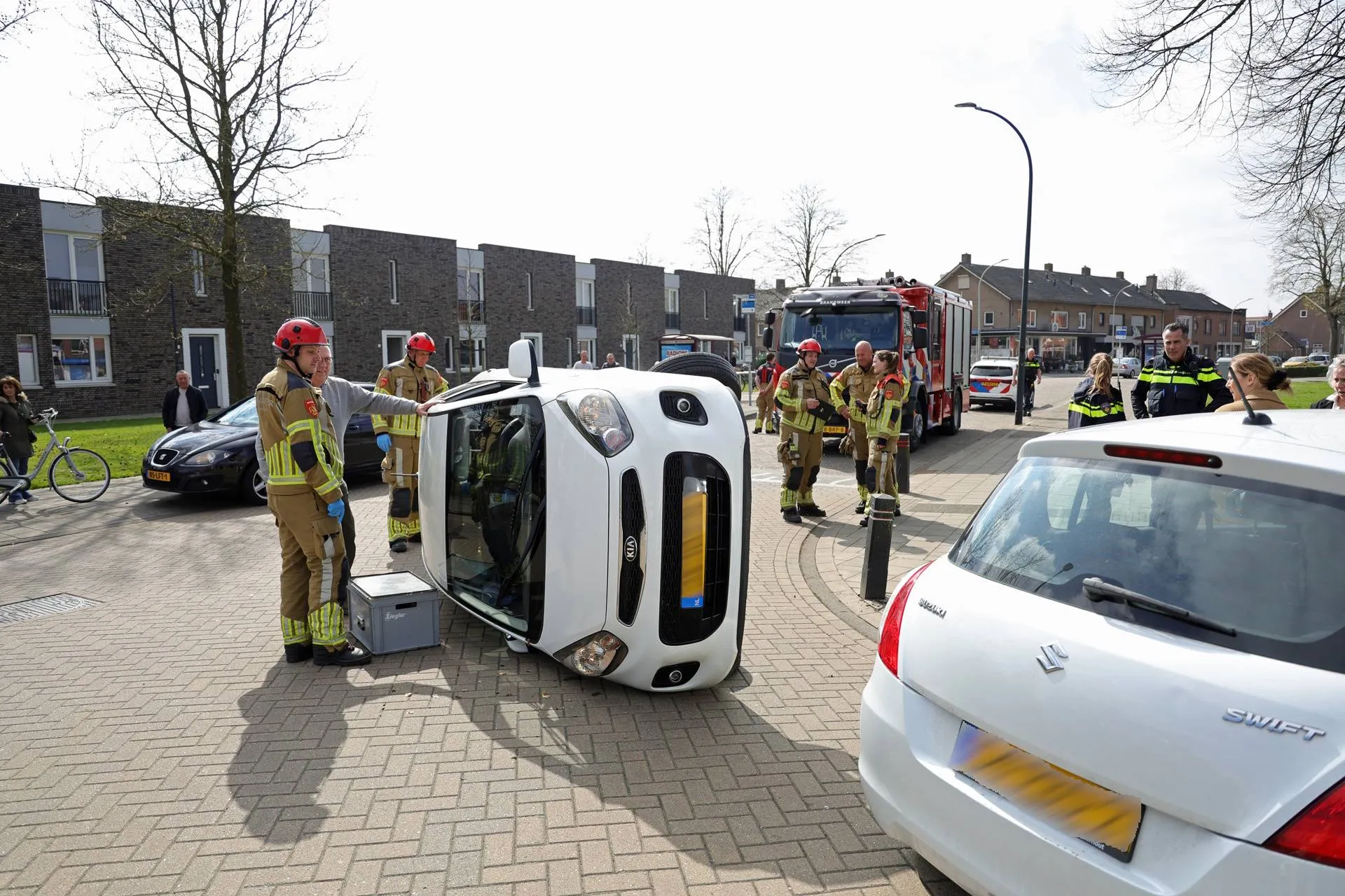 Bestuurster belandt met auto op zijkant aan Mgr. Zwijsenstraat Waalwijk