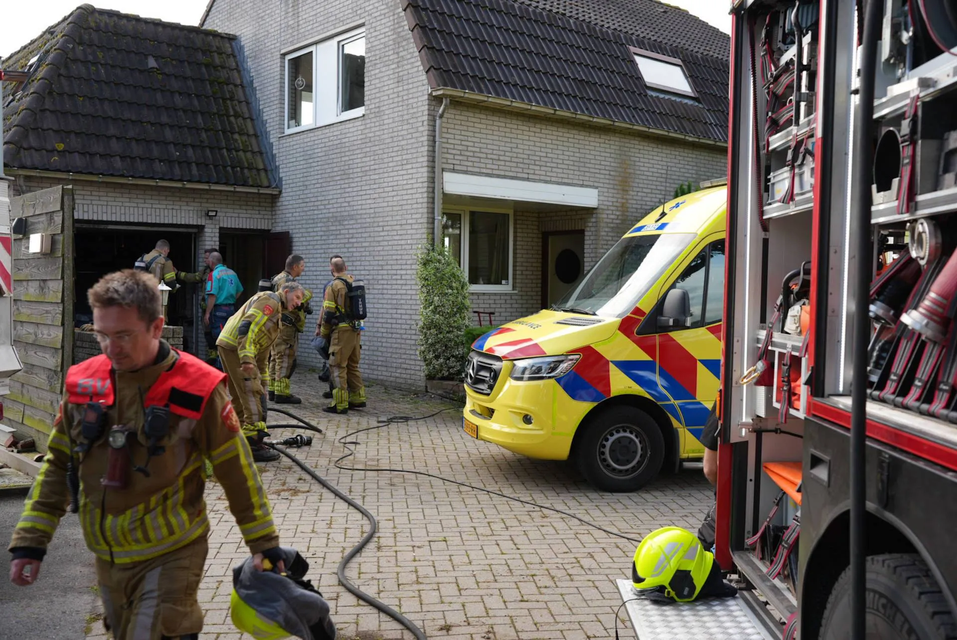 Brand in garagewoning aan Scharloo in Waspik, bewoonster naar ziekenhuis