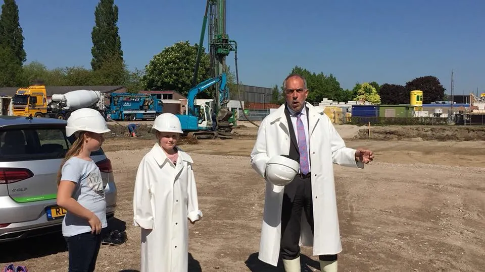 Eerste paal Integraal Kindcentrum Beneden-Leeuwen geslagen