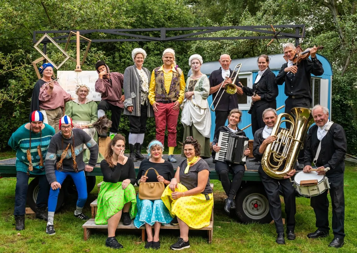 Bende van Mina Koes weer op reis, nu met ‘Figaro, de barbier van Suthwalda’