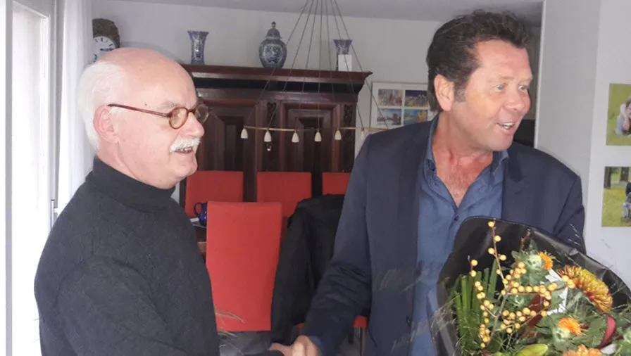 Wethouder Titus Burgers verrast buurtverbinder Theo Brugmans met een ...