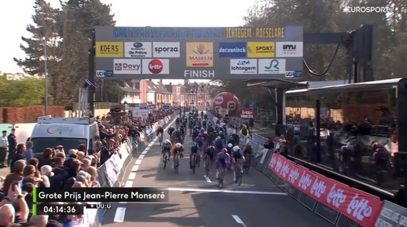 Sensationele Groenewegen haalt vluchters op de meet terug in GP Jean ...