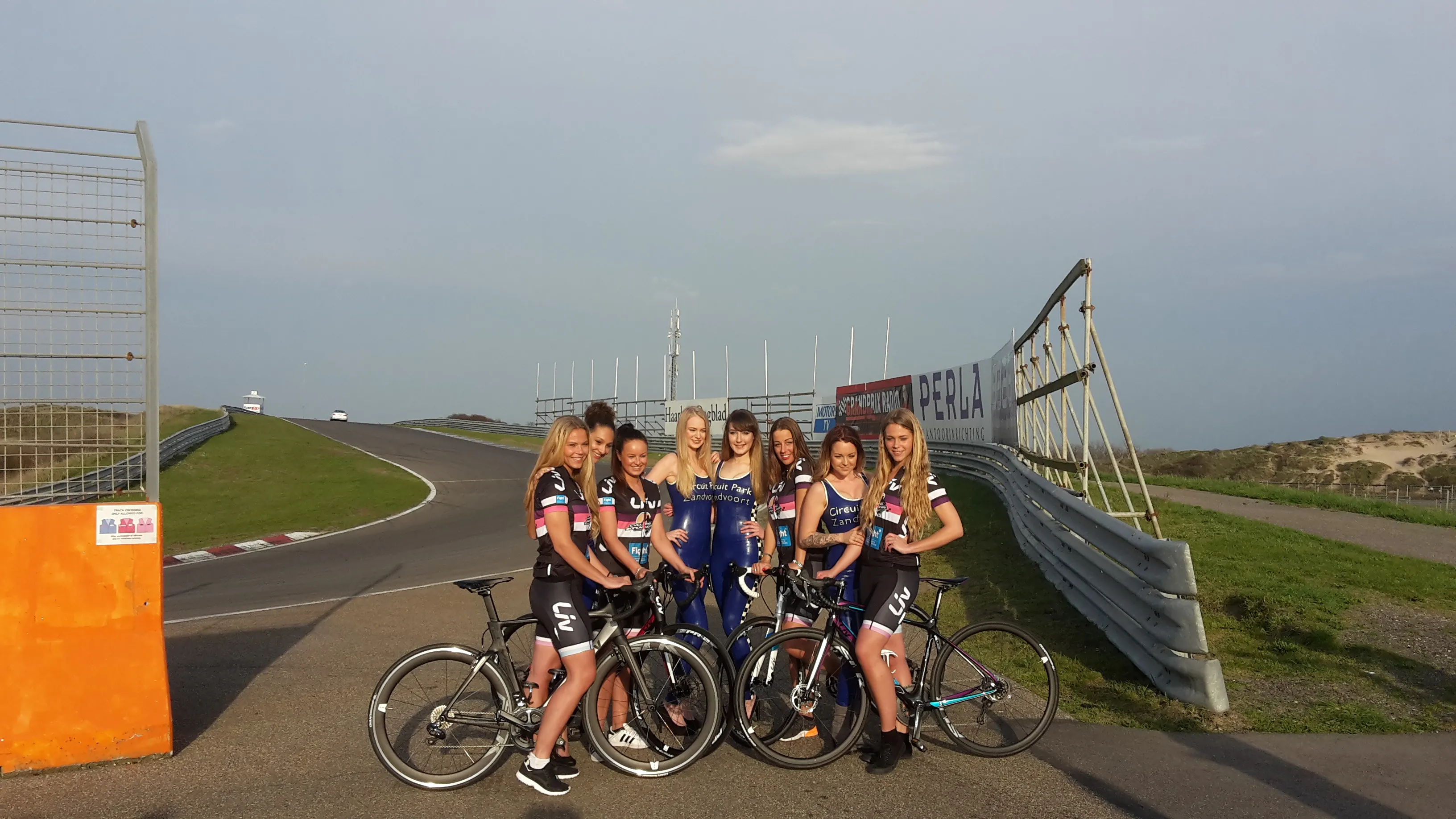 Grid girls in actie voor Fight Cancer