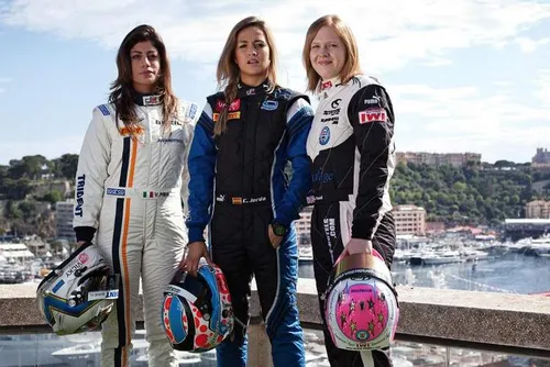 GRANDPRIX247 | Hill: Would a female footballer do well in the premier ...