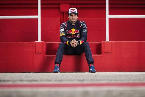 GRANDPRIX247 | Villeneuve: Sainz improves every F1 team he drives for