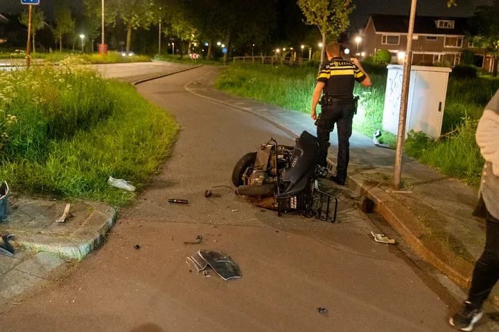 Ernstige aanrijding tussen auto en scooter veroorzaakt ravage in Gouda ...