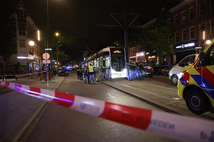 Persoon overleden onder tram op 1e Middellandstraat in Rotterdam